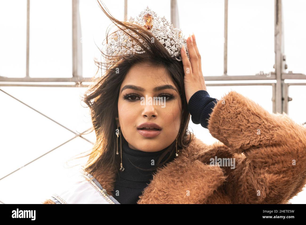 Miss Universe Harnaaz Sandhu of India vêtu de la robe de Halston visite l'observatoire de l ...