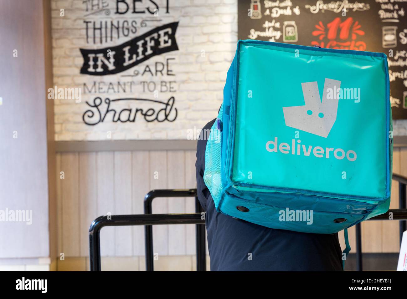 Deliveroo kfc Banque de photographies et d’images à haute résolution ...