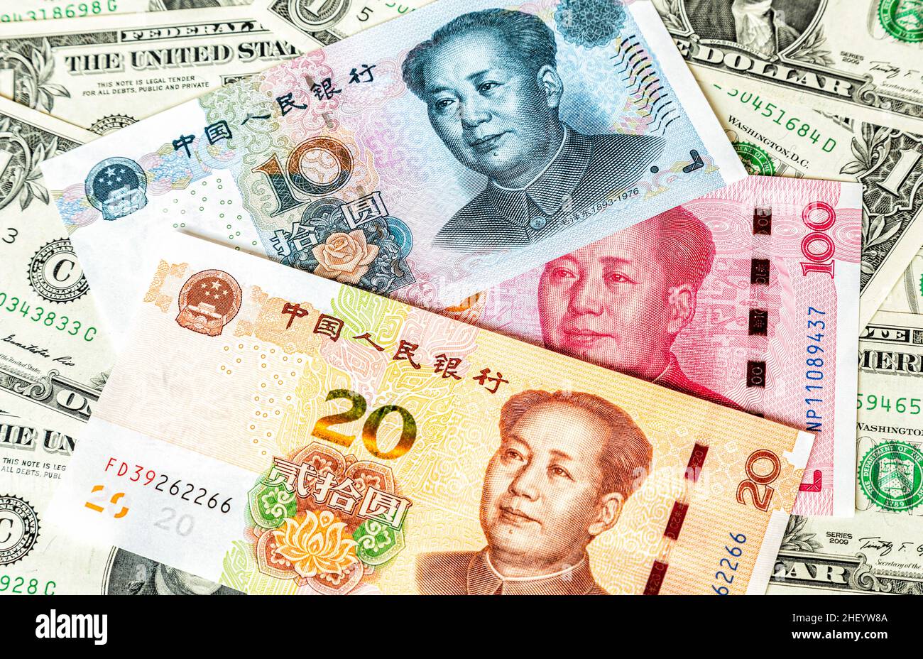 Différents billets de monnaie chinoise sur fond de dollars.Yuan chinois ...