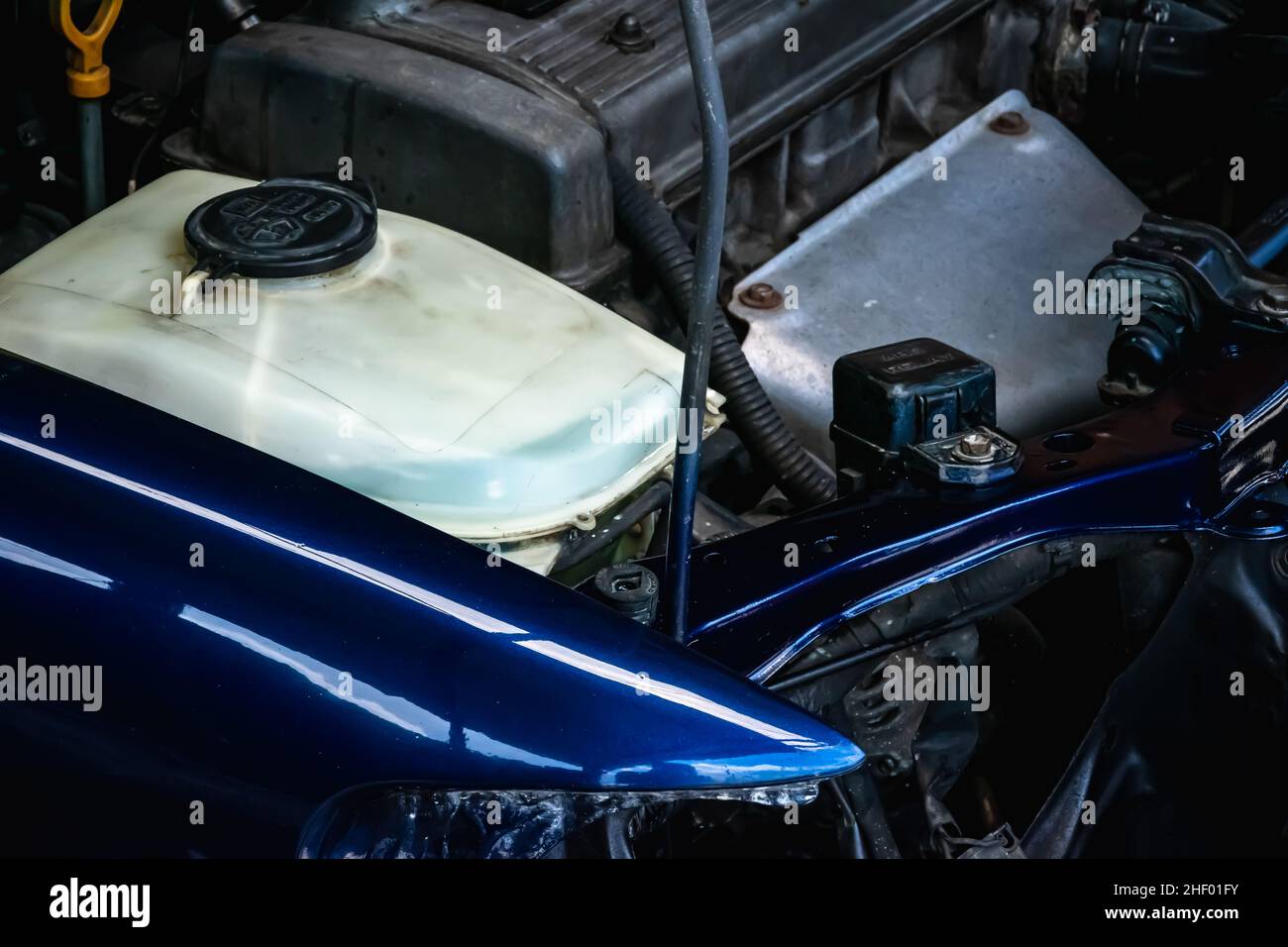 Compartiment moteur avec réservoir d'eau ou réservoir de lave-glace d ...