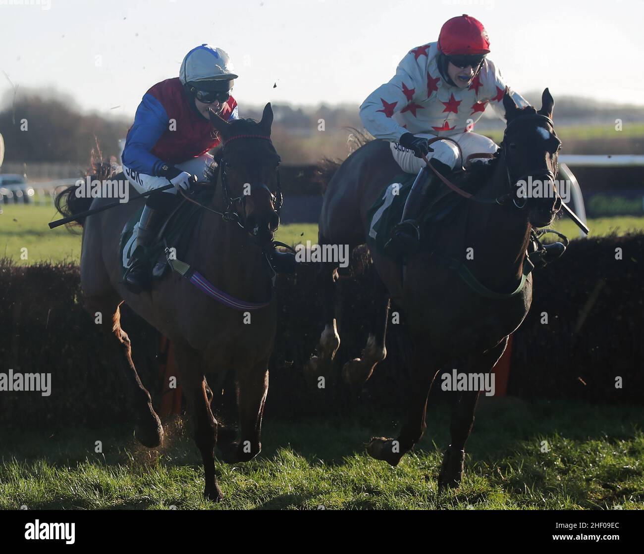 Thomas Wilmott à cheval sur Jessiemac (à droite) sur le chemin de ...
