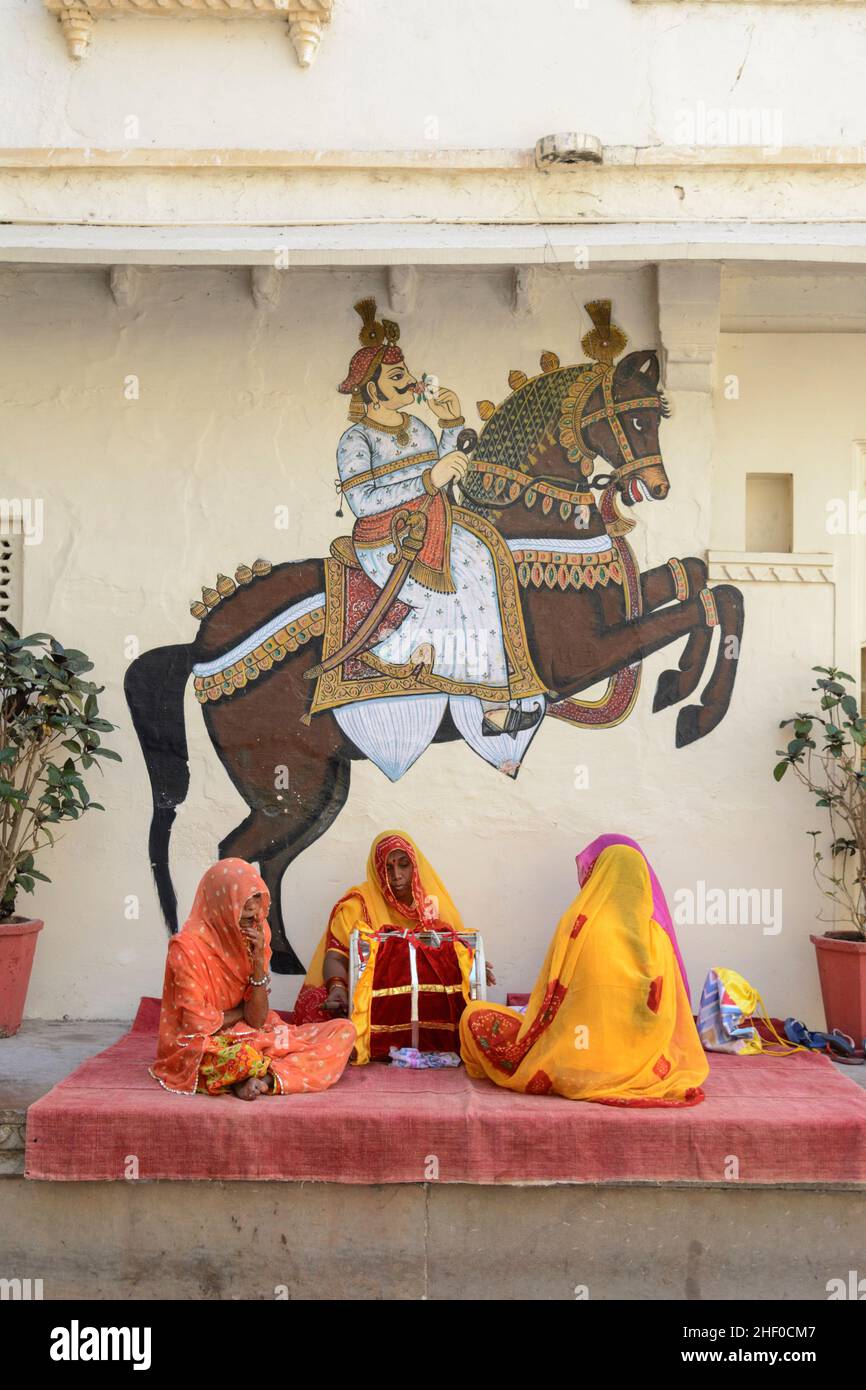 Trois femmes indiennes musiciens divertir les touristes devant une ...