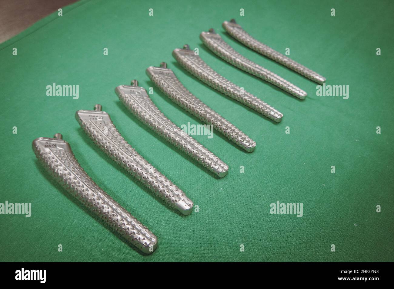 Certains rassps chirurgicaux de différentes tailles pour une prothèse ...