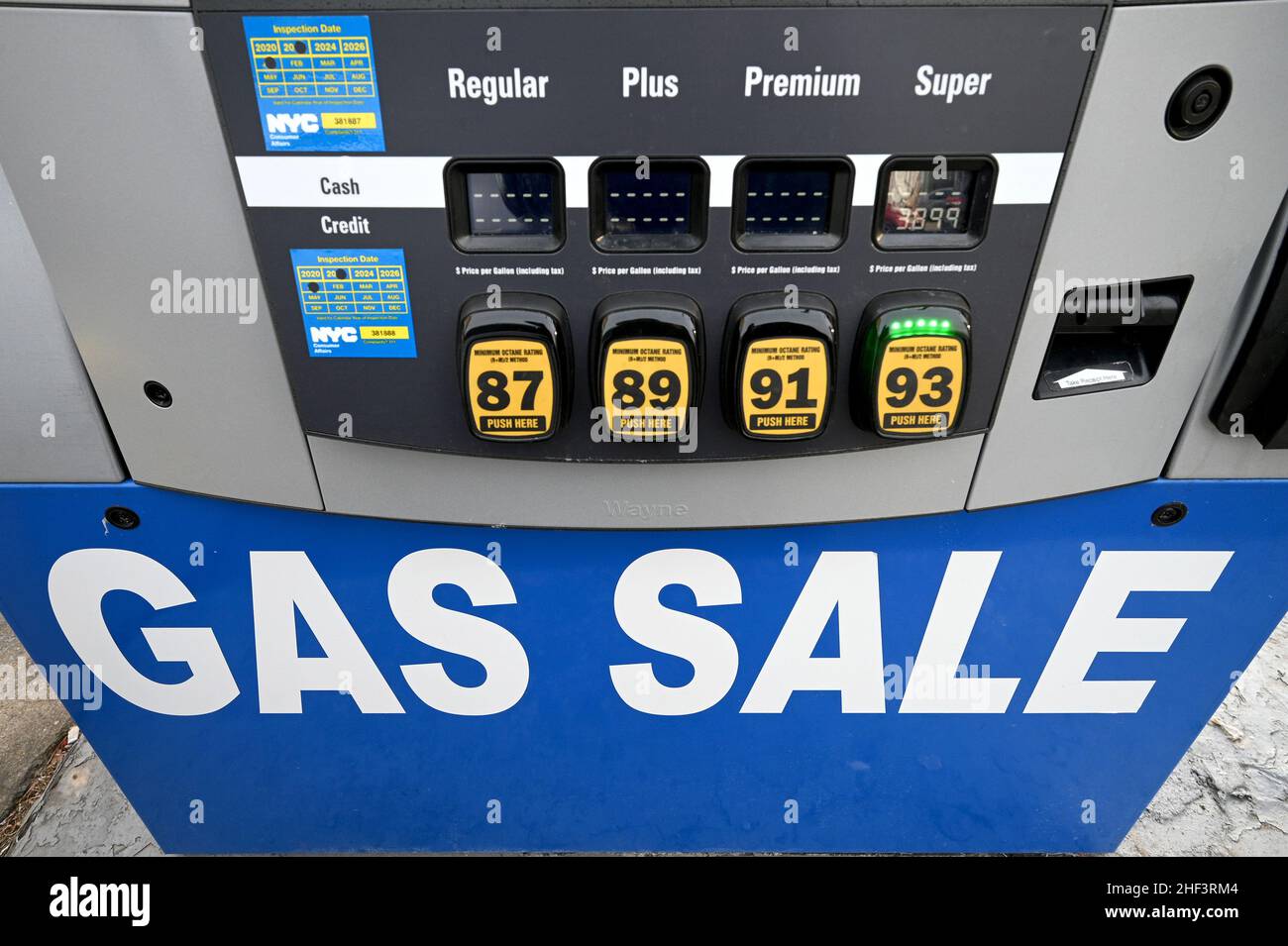 Vue d'une pompe à essence dans le quartier de Queens à New York, NY, le ...