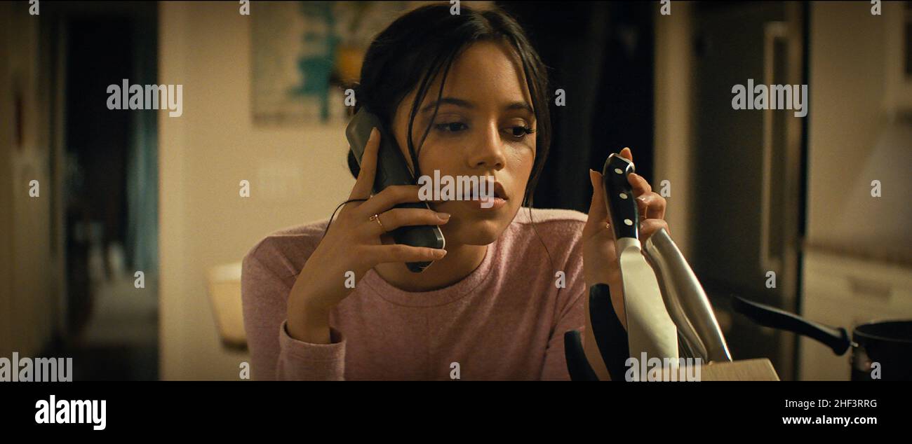 Crier jenna ortega Banque de photographies et d’images à haute résolution - Alamy