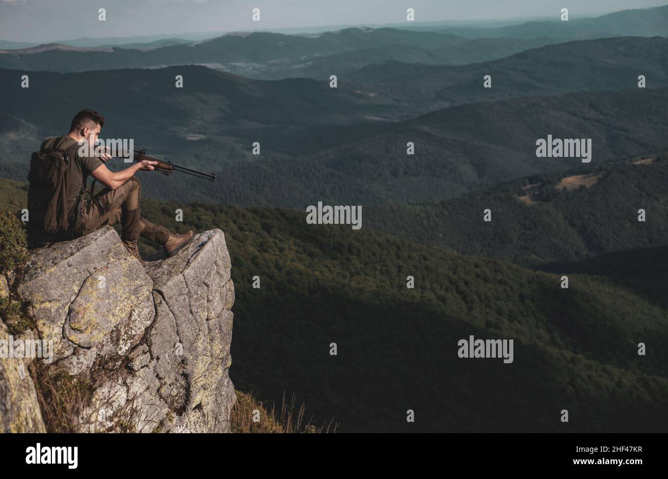 Chasseur avec un fusil de chasse dans la forêt d'automne.Lieux de ...