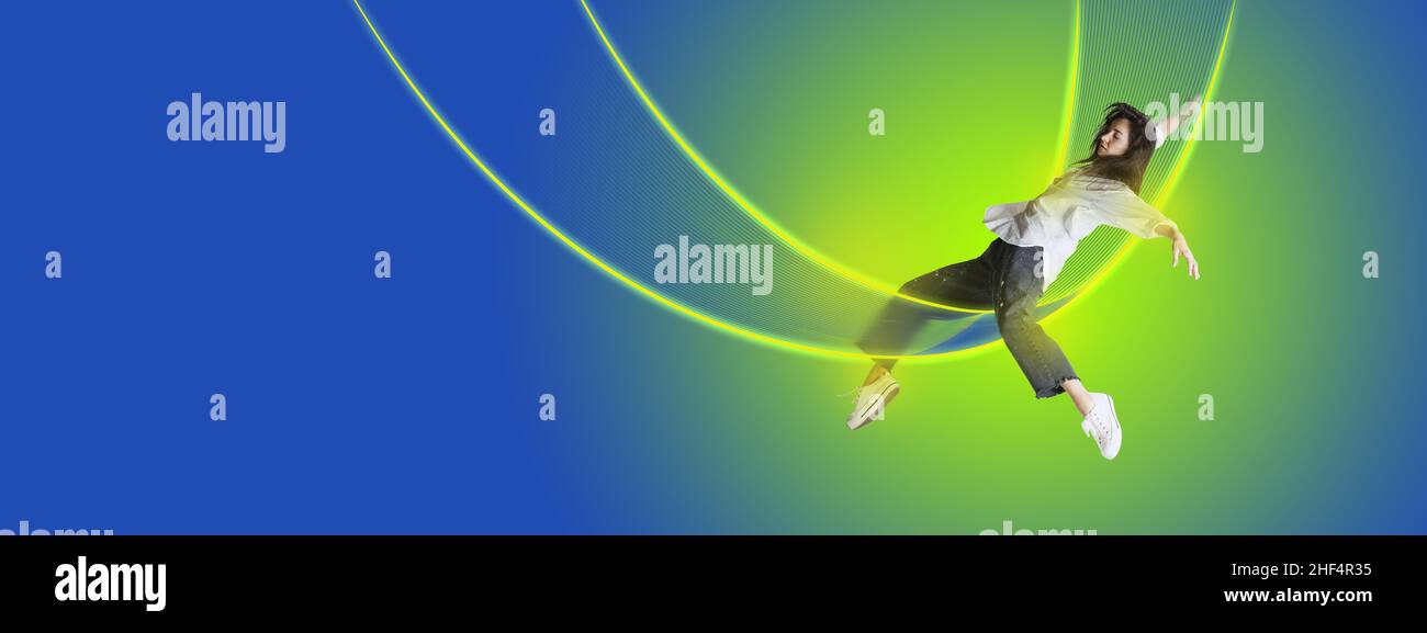 Danseuse contemporaine élégante, belle femme dansant isolée sur fond ...