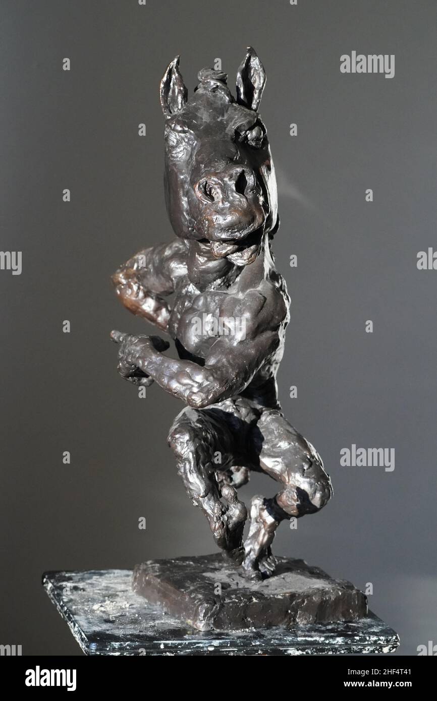 Une version miniature de la statue de Puca par le sculpteur Alan Harte ...