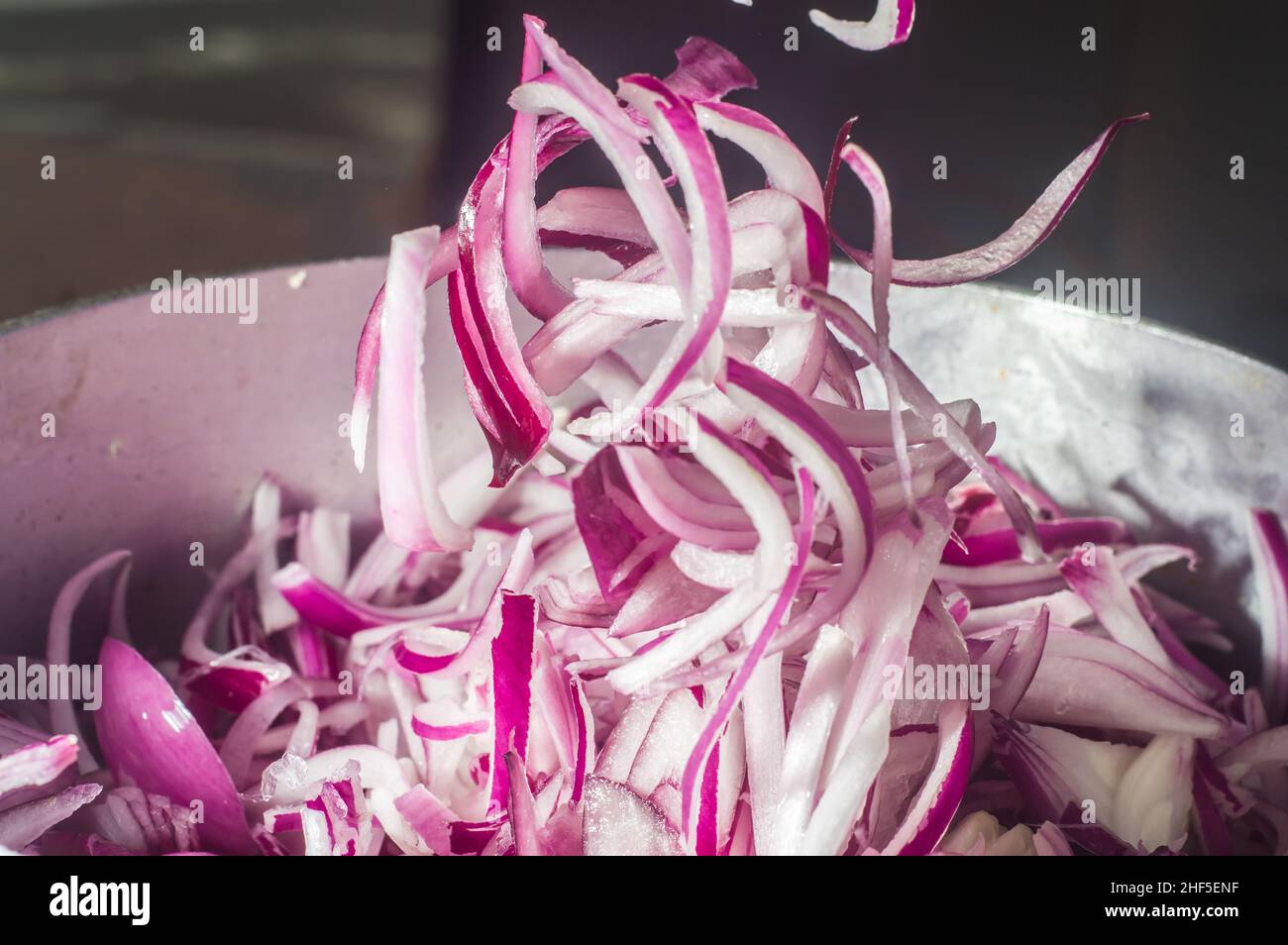 Oignon rouge coupé en deux Banque de photographies et d’images à haute ...