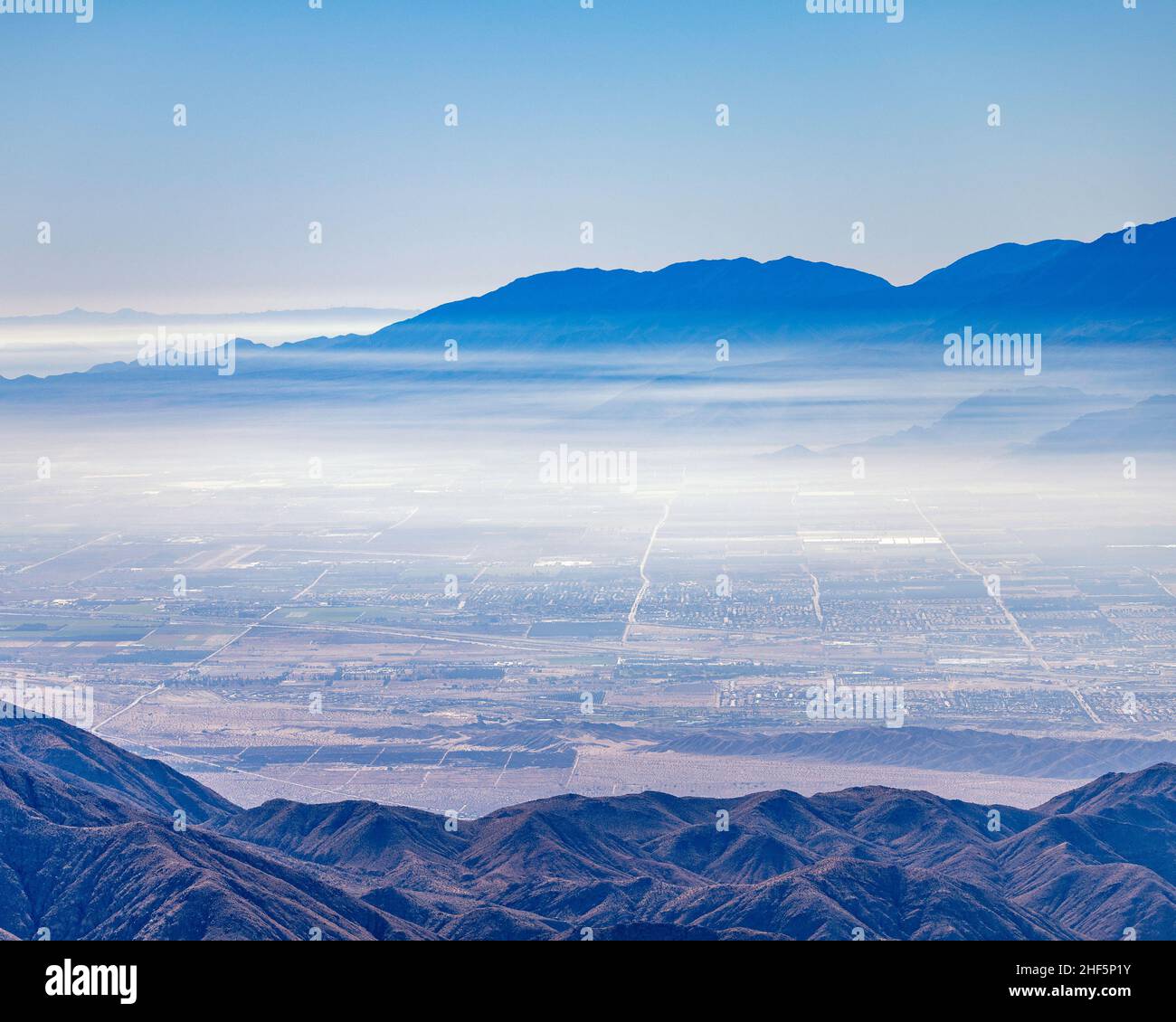 Arbre de joshua avec vue sur la montagne Banque de photographies et d ...