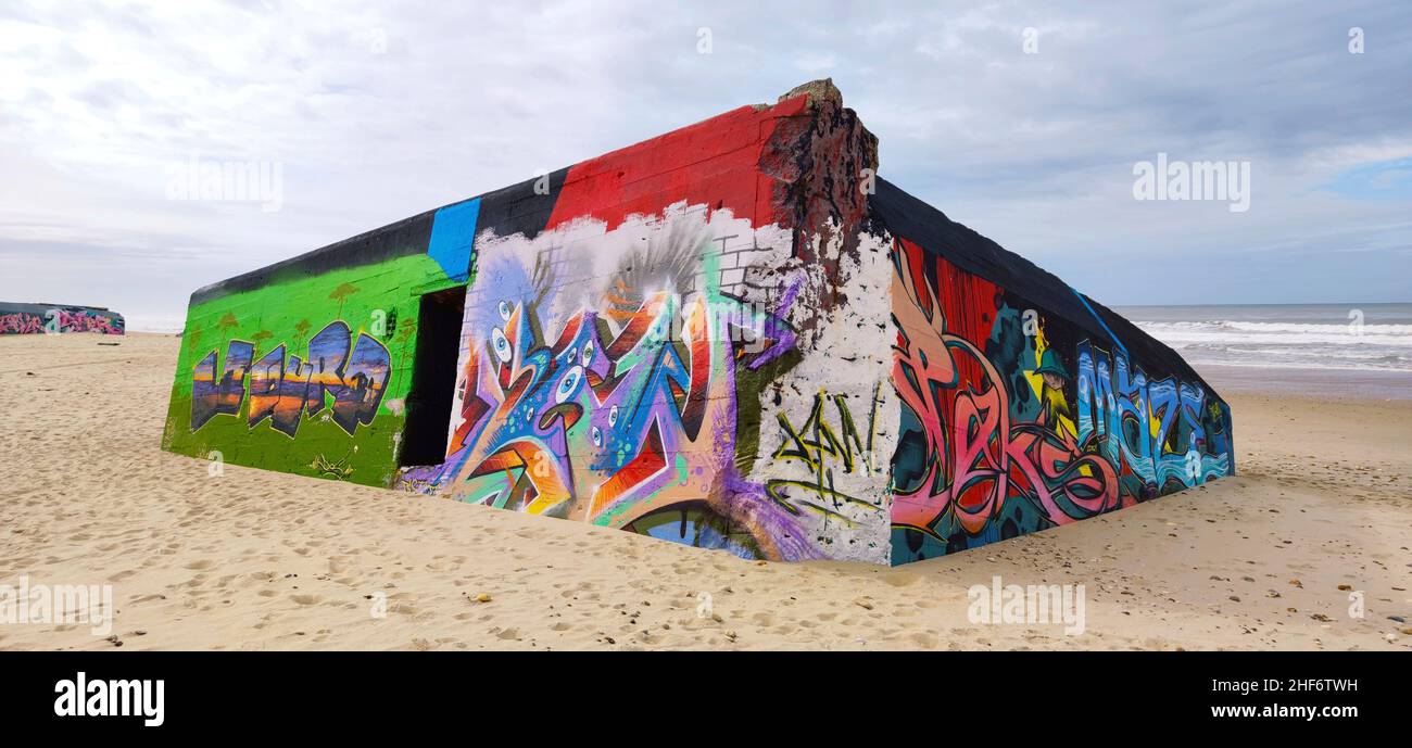 Graffitis sur les murs du bunker à Plage le Gurp, France, côte ...