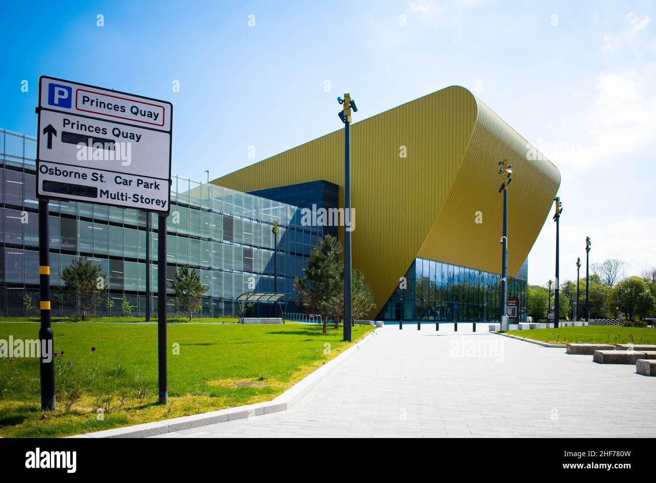 Vue rapprochée de la nouvelle salle de concert Bonus au centre-ville de ...