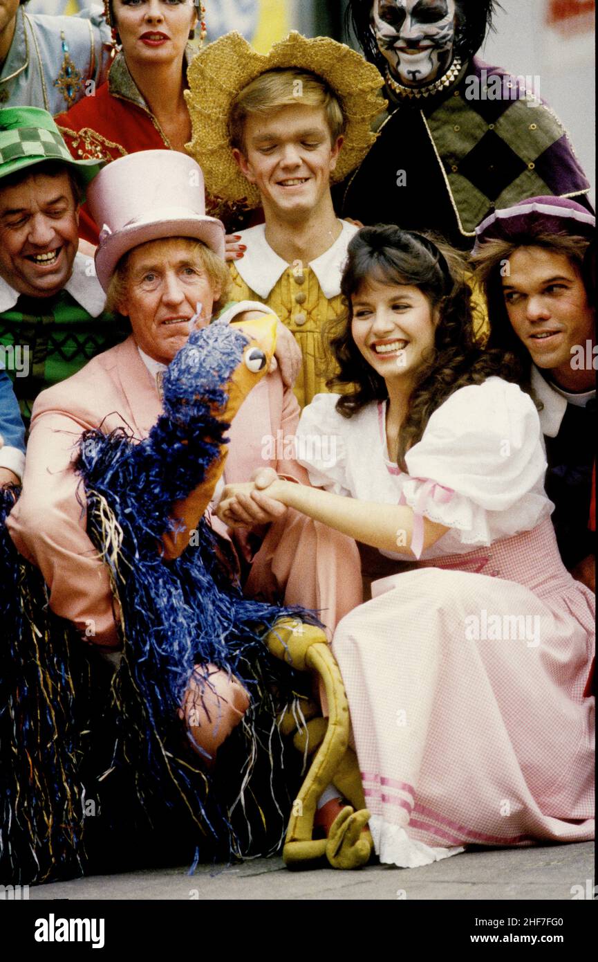 Acteur Rod Hull et EMU avec l'actrice Louise English et les sept Dwarfs ...