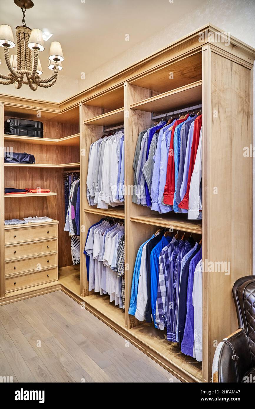 Penderie élégante avec meubles en érable massif et bois de placage pour ...