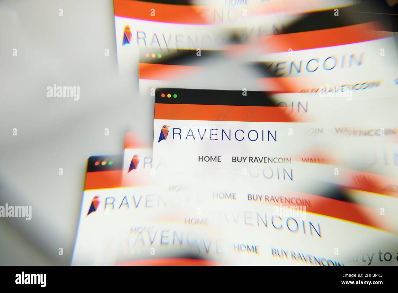 Milan, Italie - 11 janvier 2022 : ravencoin - logo RVN sur écran d ...