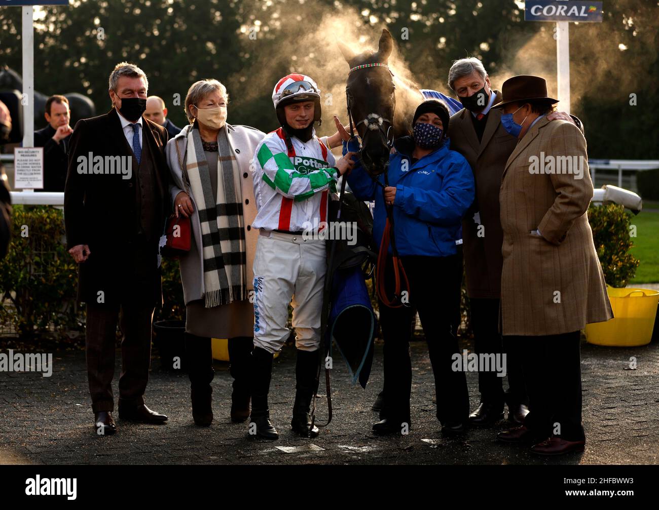 Jockey de Mister Fisher, James Bowen après avoir remporté le Coral ...