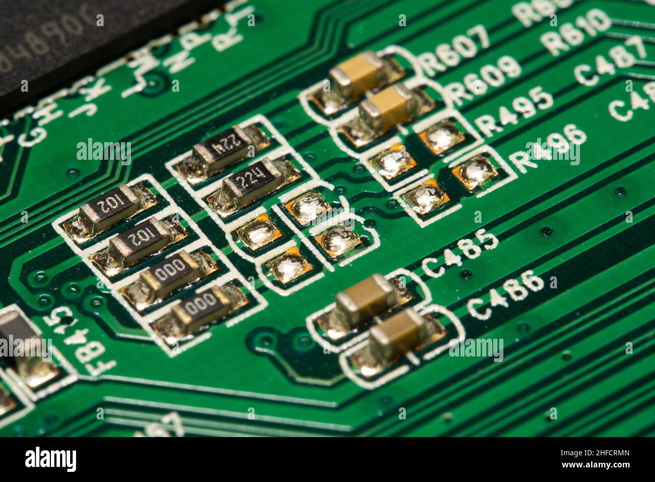 Résistances CMS et condensateurs soudés sur une carte de circuit imprimé (PCB) verte Photo Stock ...