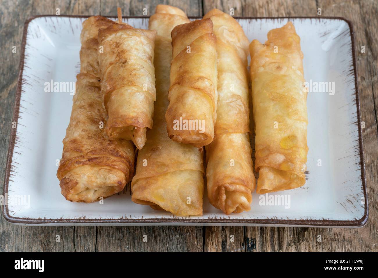 Pâte phyllo, rouleaux traditionnels en forme de cigare, connu sous le ...