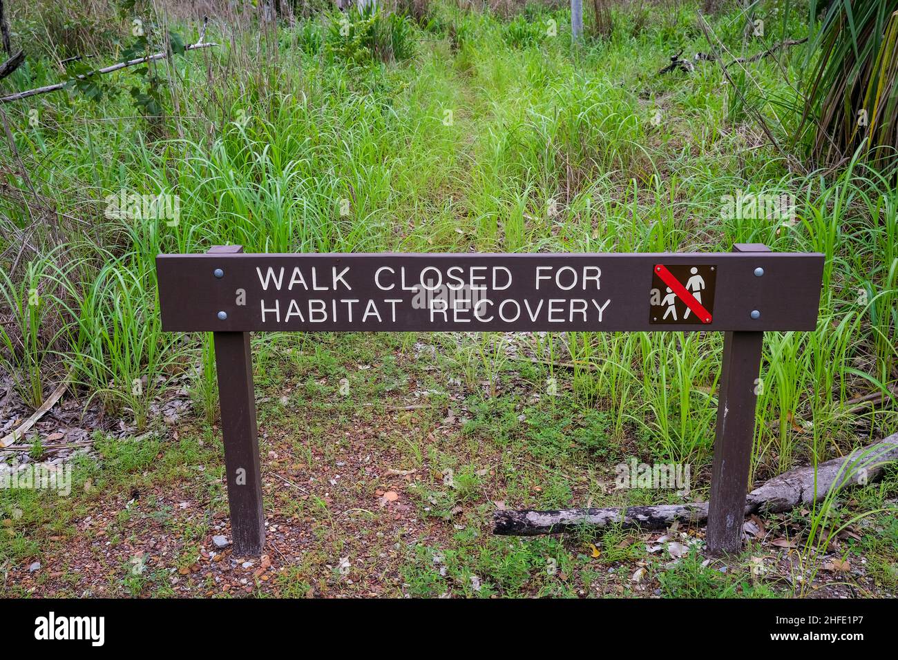 Marche fermée pour le panneau Habitat Recovery sur une piste de ...