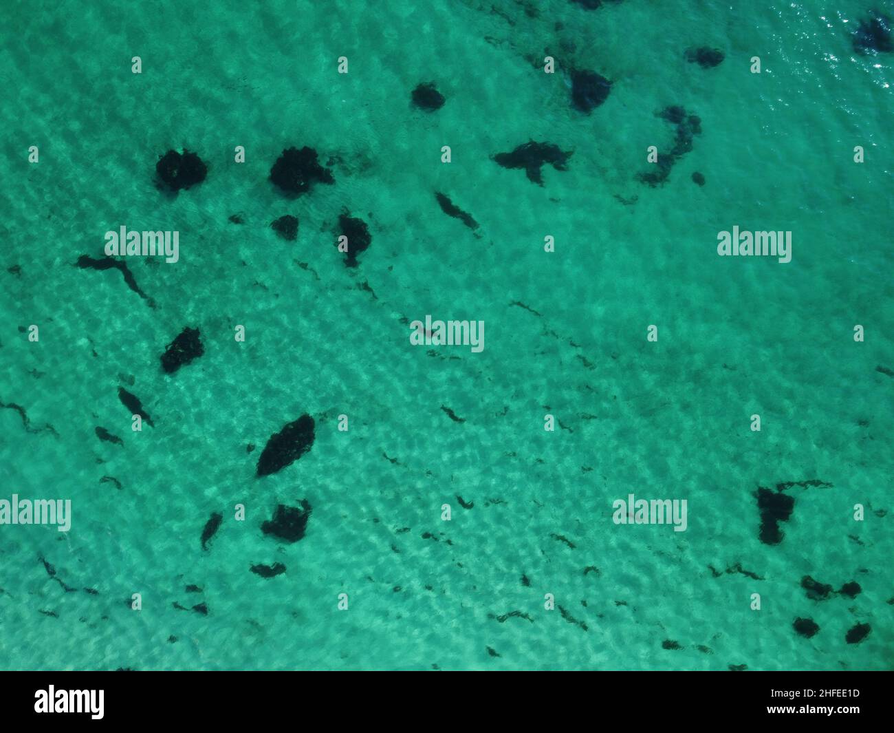 Vue panoramique aérienne sur les paysages marins avec mer azur et côtes ...