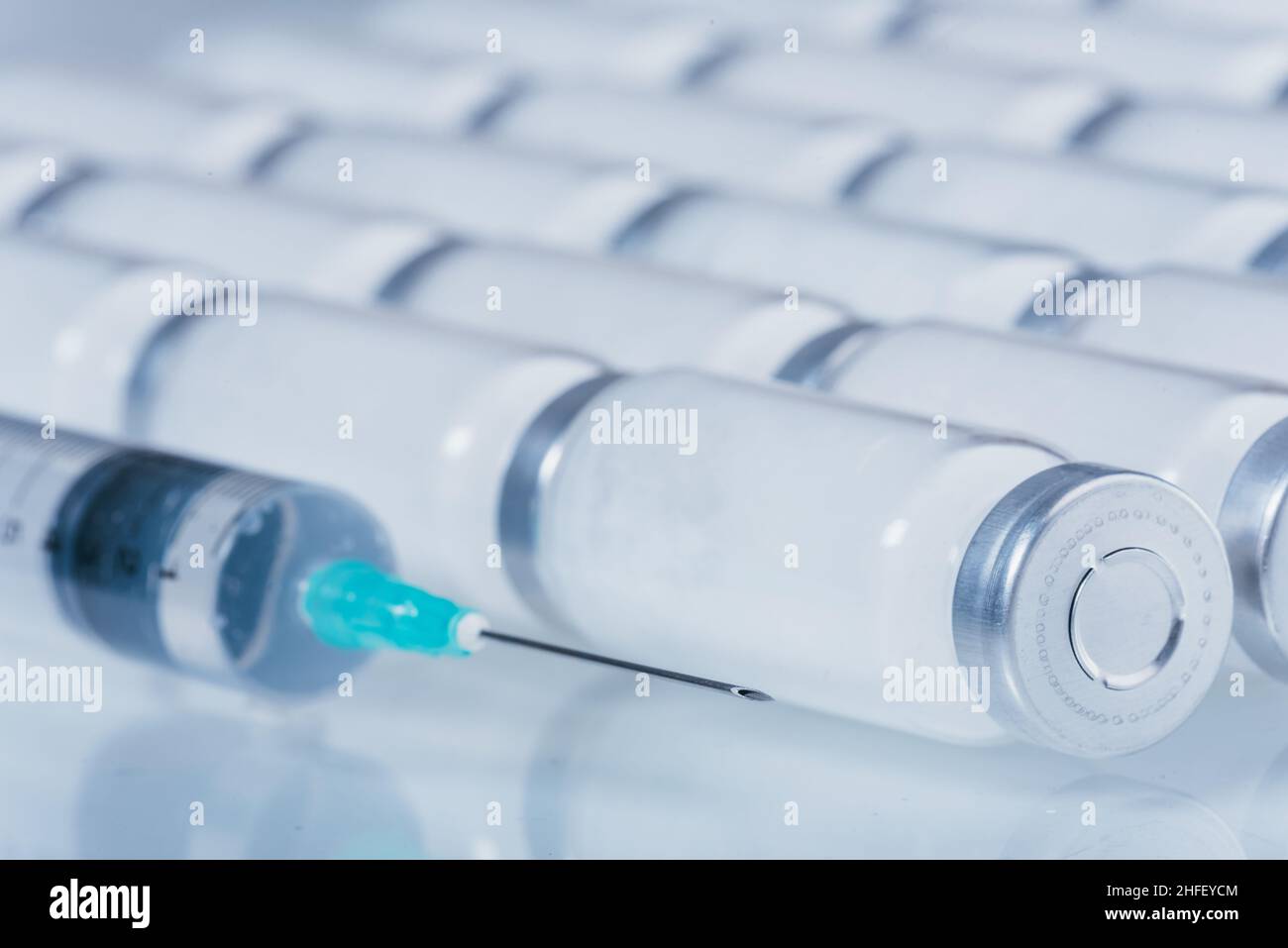 Médecine, injection, vaccin et seringue jetable, concept de médicament ...