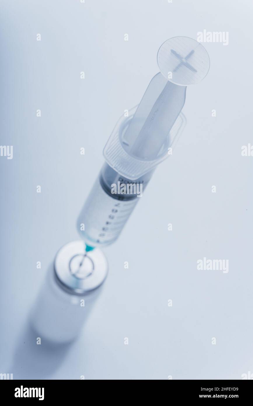 Médecine, injection, vaccin et seringue jetable, concept de médicament ...