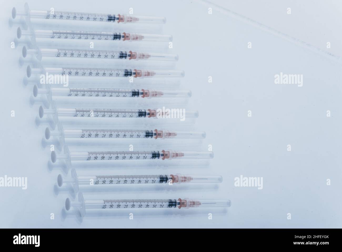 Médecine, injection, vaccin et seringue jetable isolée, concept de ...