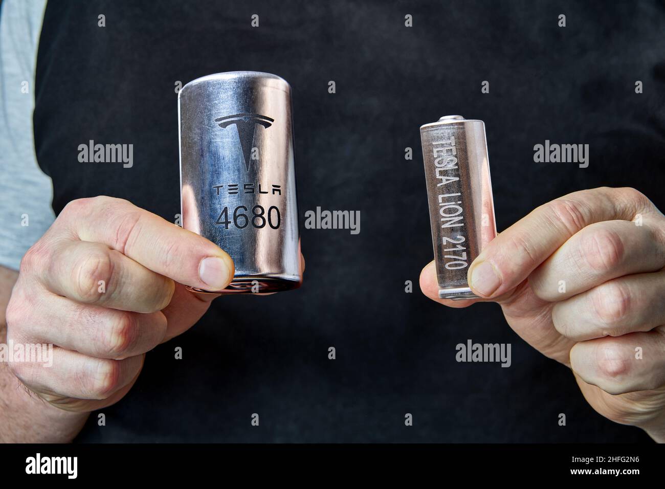 Tesla 2170 battery cell Banque de photographies et d’images à haute ...