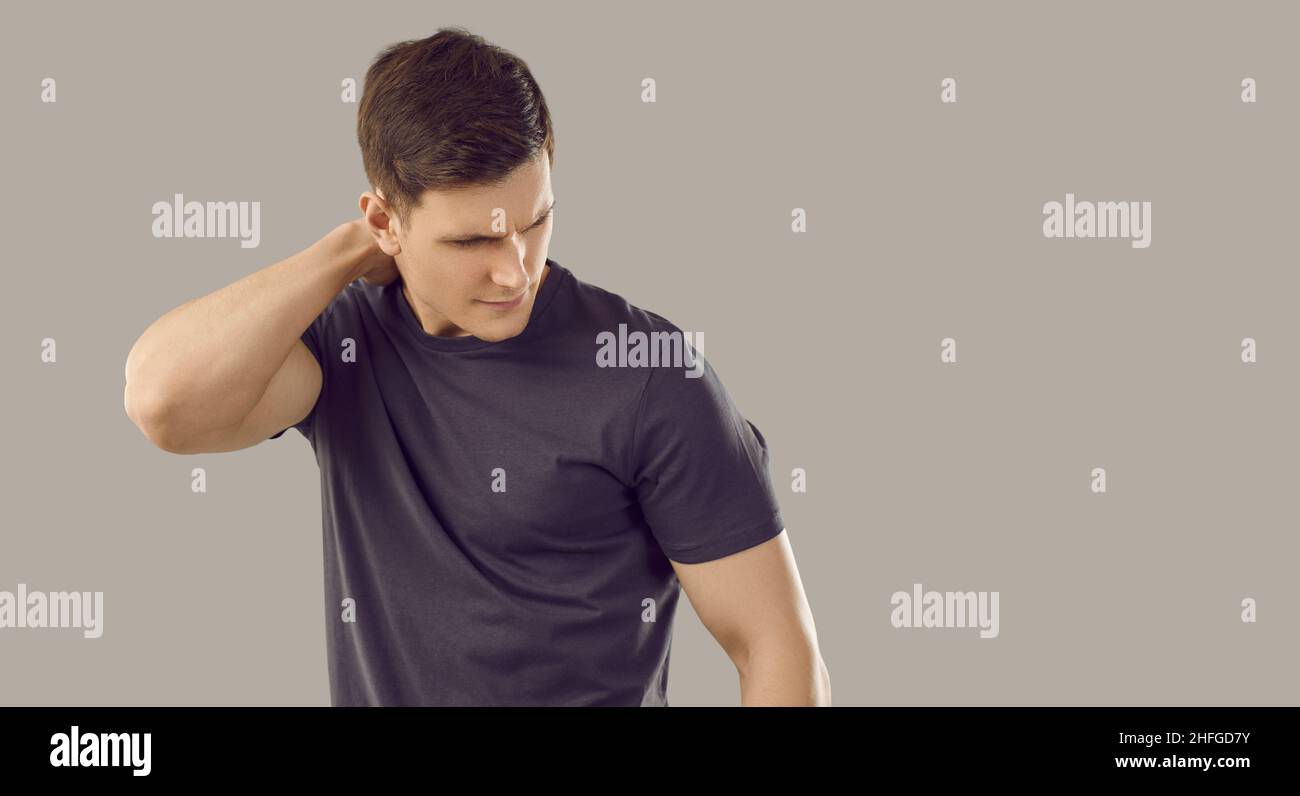 Un jeune homme musculaire malheureux souffre de douleurs au cou dues à ...