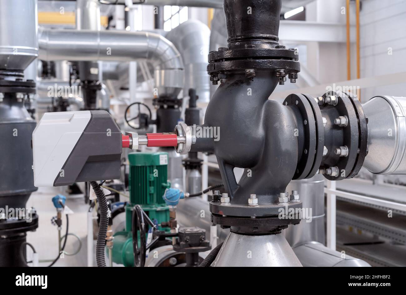 Vanne à bride à trois voies avec entraînement électrique dans une salle ...