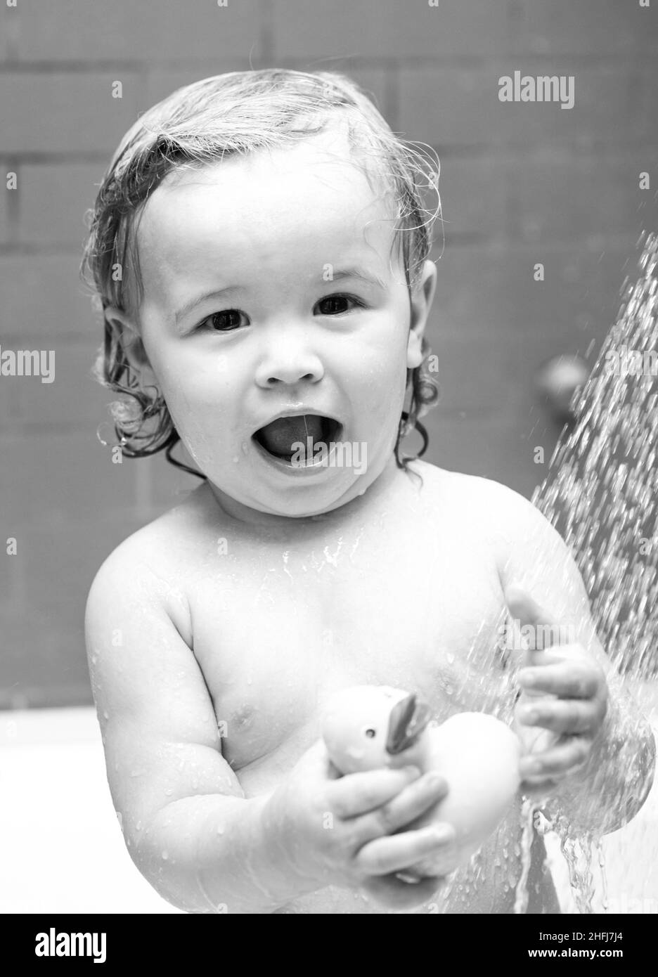 Enfant Sous La Douche Banque Dimages Noir Et Blanc Alamy