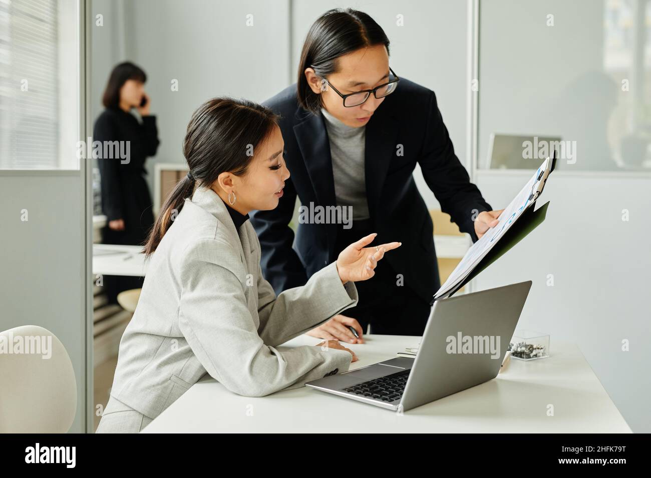 Portrait de côté d'un directeur d'entreprise asiatique supervisant une ...
