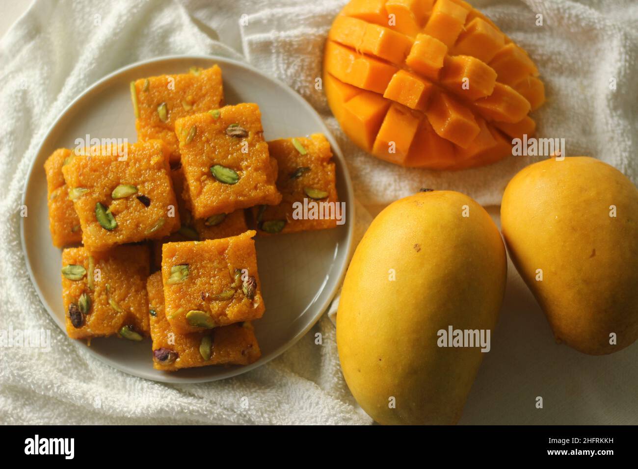 Mango fudge ou Mango barfi ou Mango kalakand.Une version à la mangue de ...