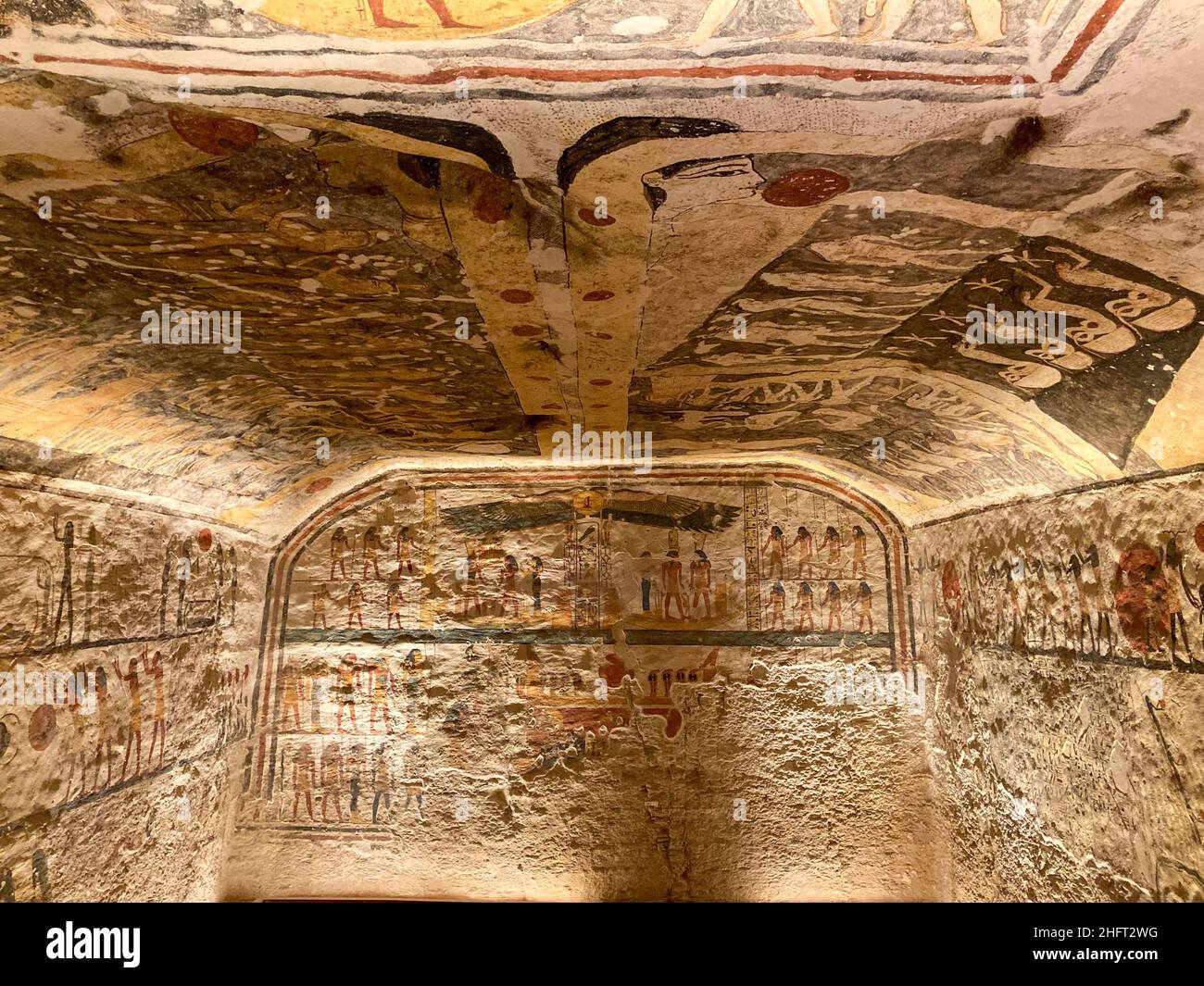 Dessins et hiéroglyphes sur les murs de la tombe de Ramses IX dans la ...