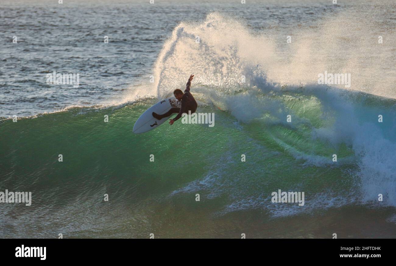 Surfeur sur la plage en regardant les vagues Banque de photographies et ...