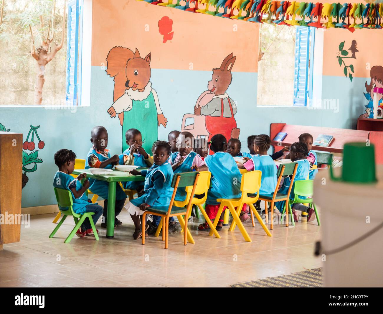école primaire classe heureux sénégal Banque de photographies et d ...