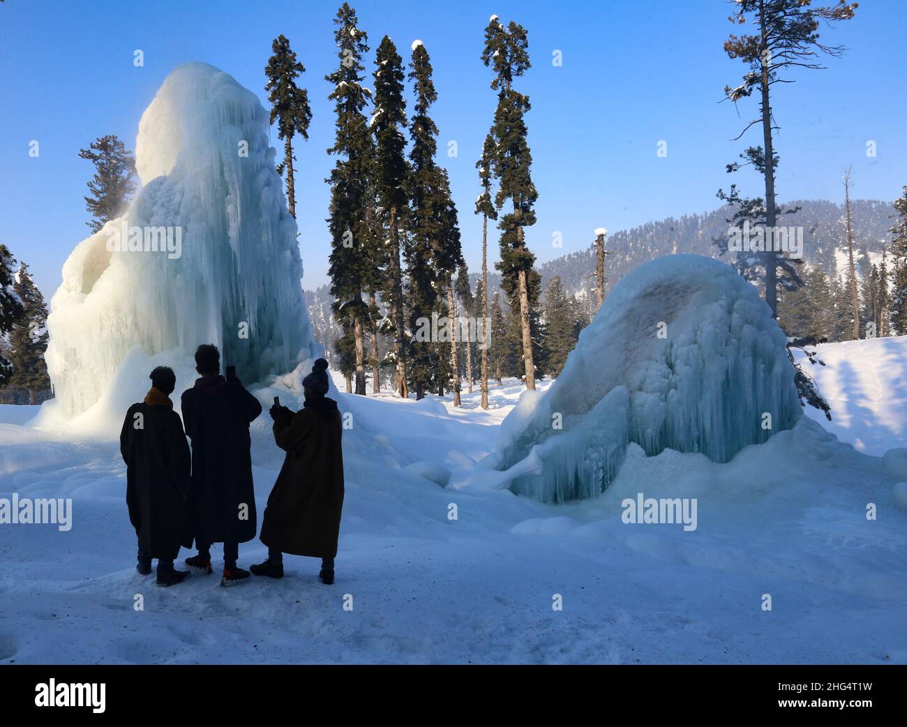 (1/14/2022) WINTER WONDERLAND:- les garçons de Kashmiri passent devant ...