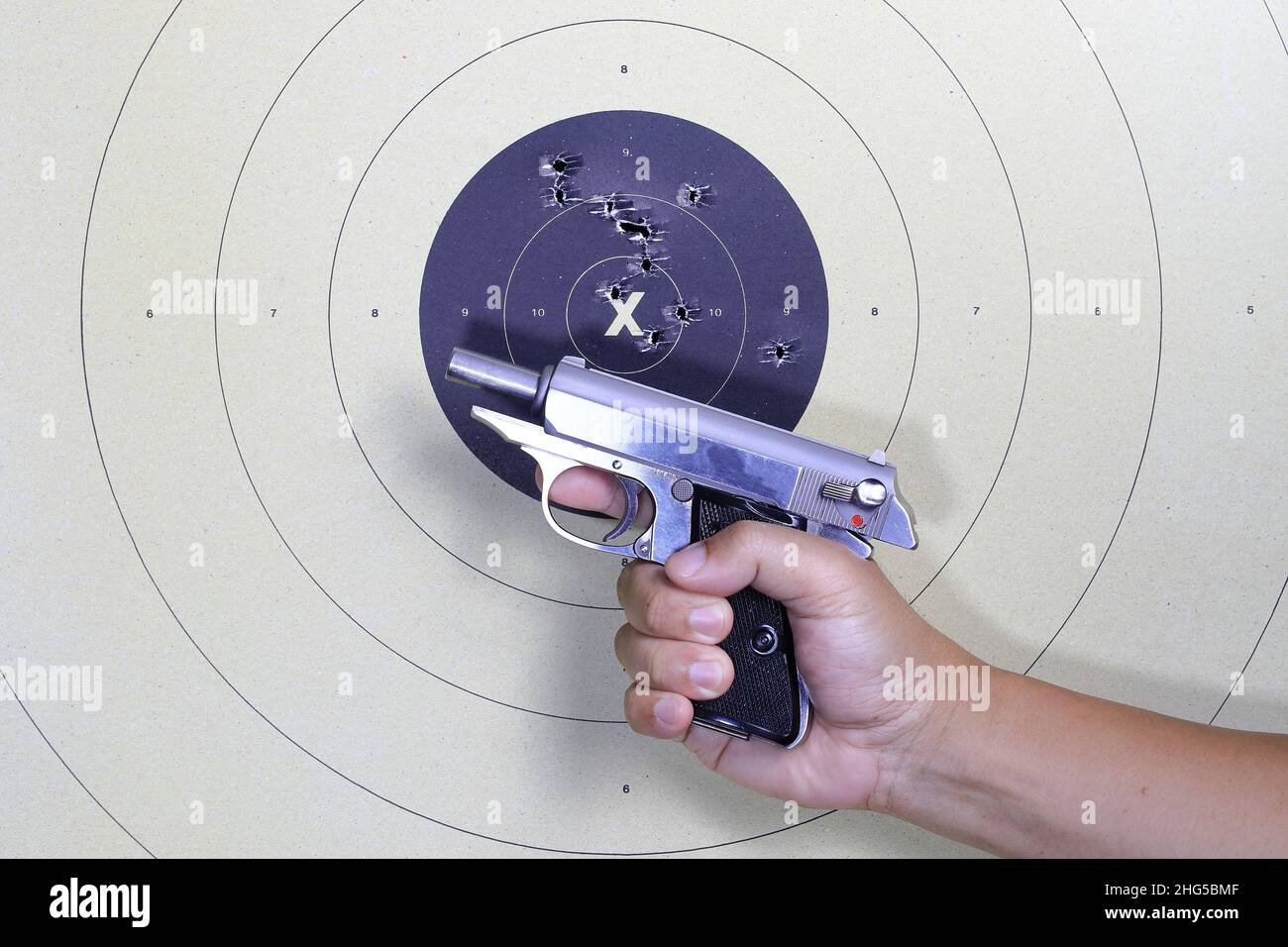 Pistolet et cible de tir avec trous Bullet. Objectif de tournage du ...