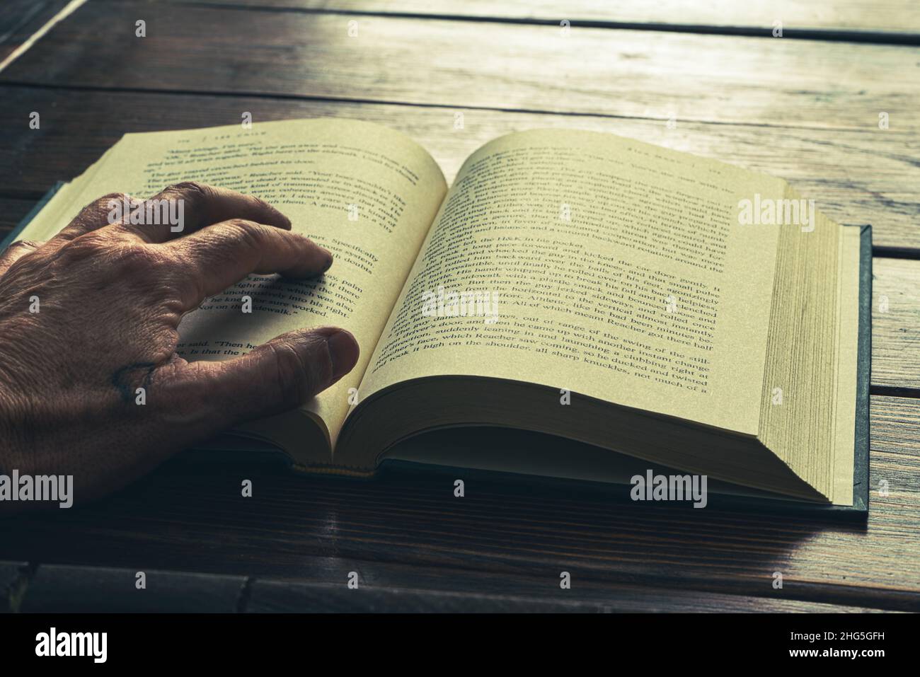 Table de lecture avec livre Banque de photographies et d’images à haute ...
