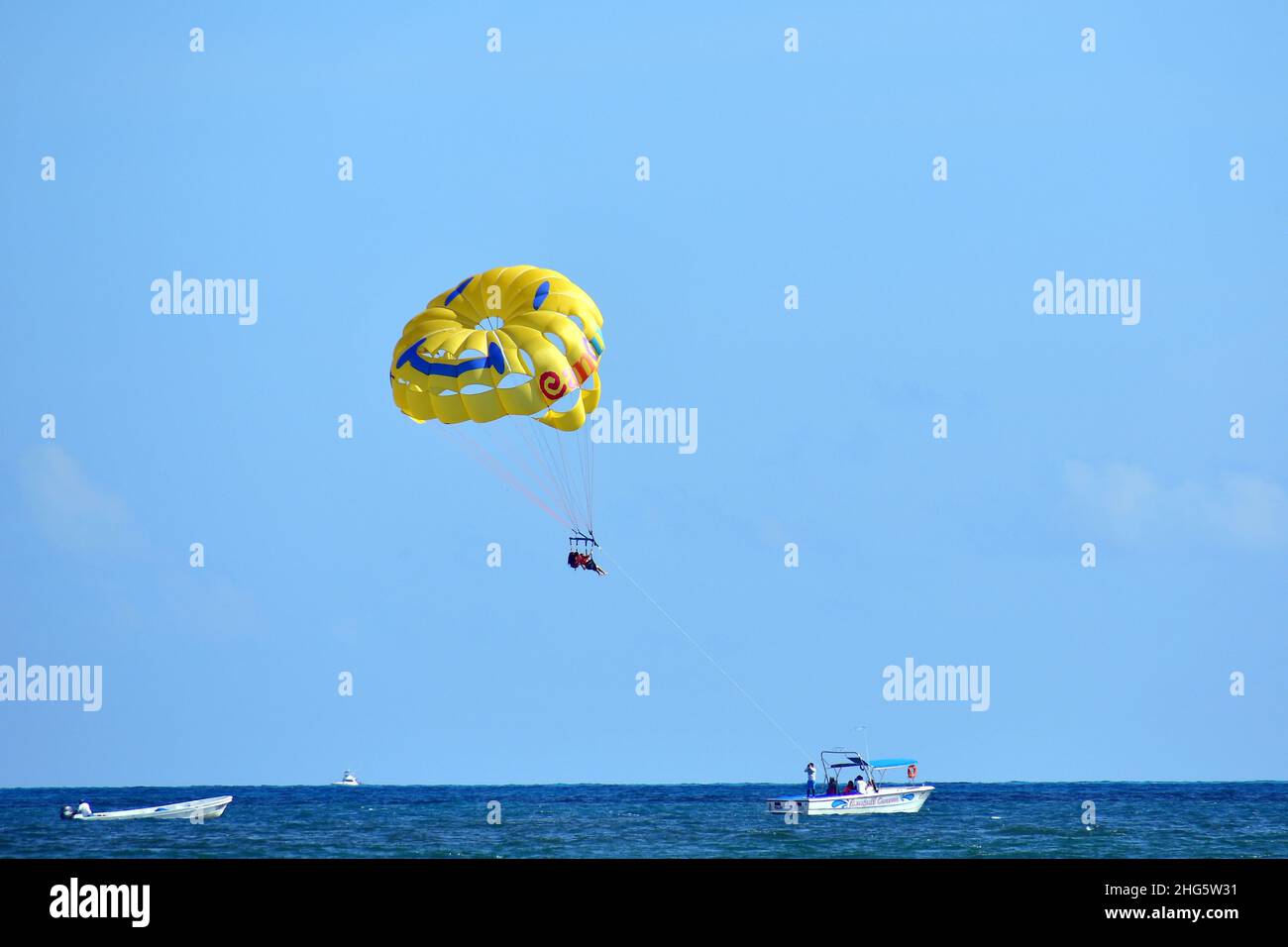 Parachute ascensionnel et plage Banque de photographies et d’images à ...