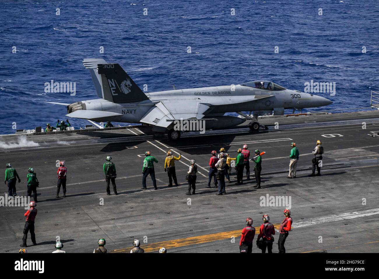 220117-N-YN807-1332 MER DES PHILIPPINES (JANV17, 2022) un F/A-18E Super ...