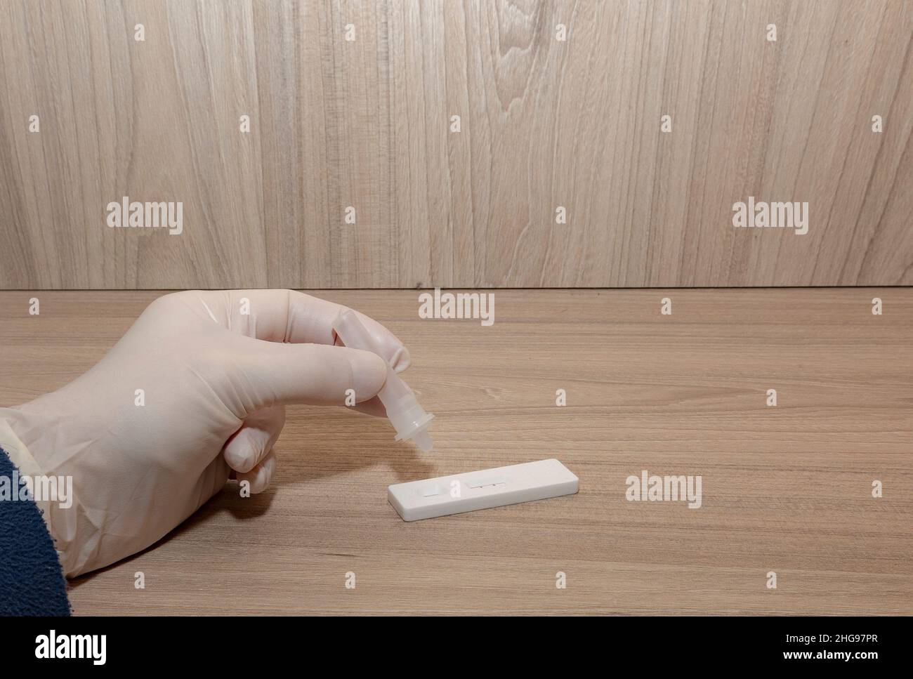 Analyse du test rapide pour la grippe covid Photo Stock - Alamy