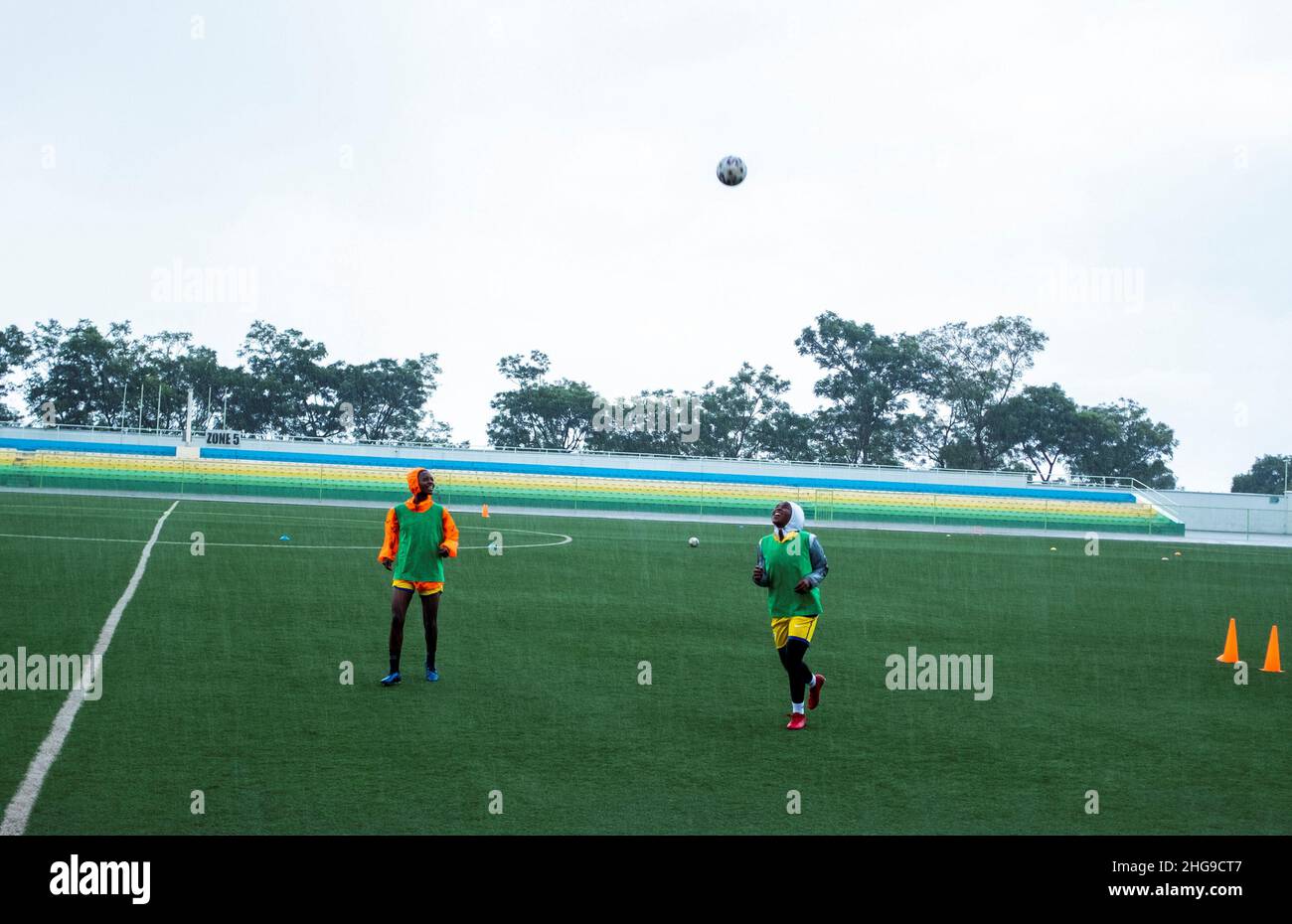 Des membres du club de football féminin AS Kigali assistent à une ...