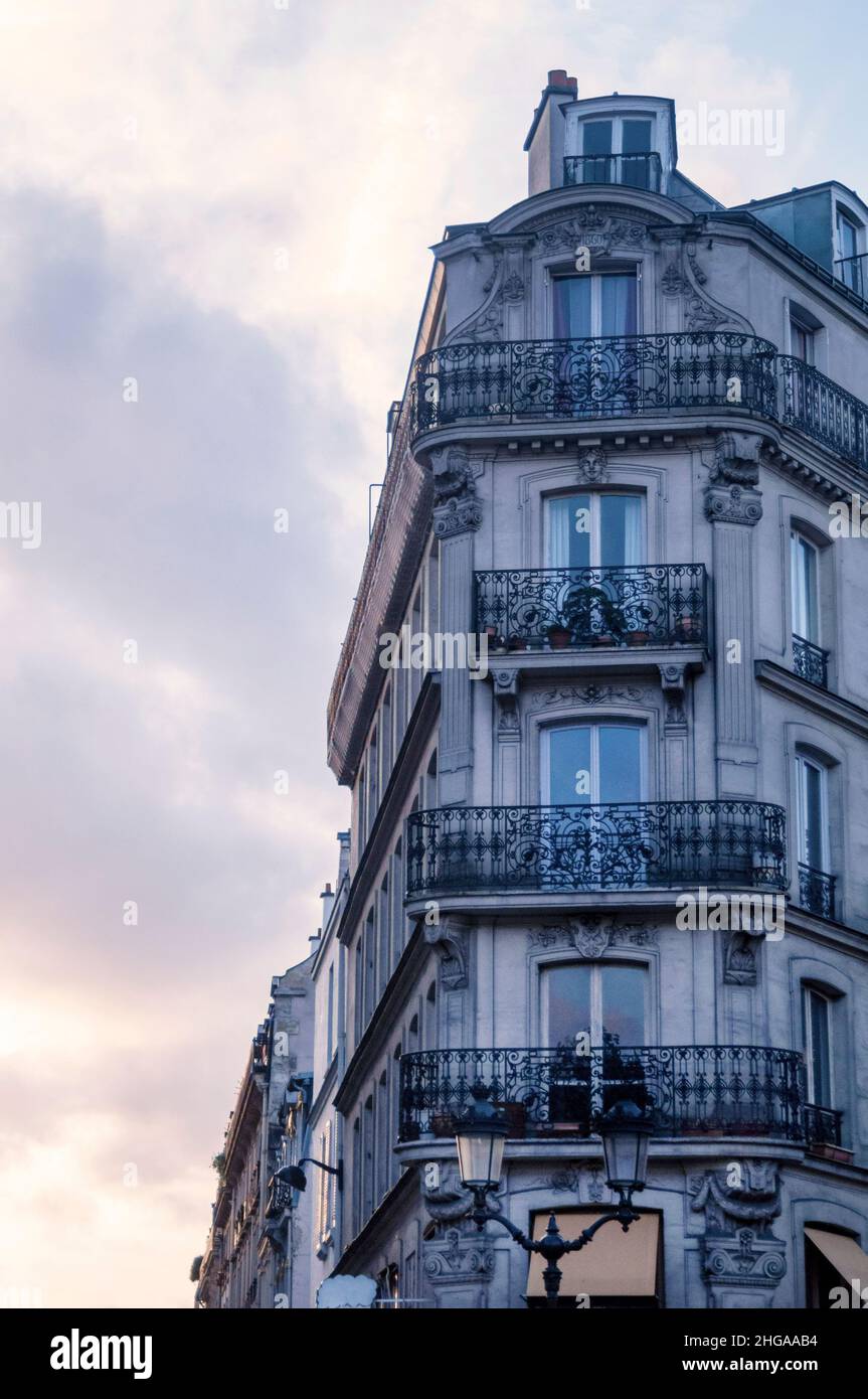 Bâtiment de style Haussmann avec balcon à Paris, France Photo Stock - Alamy