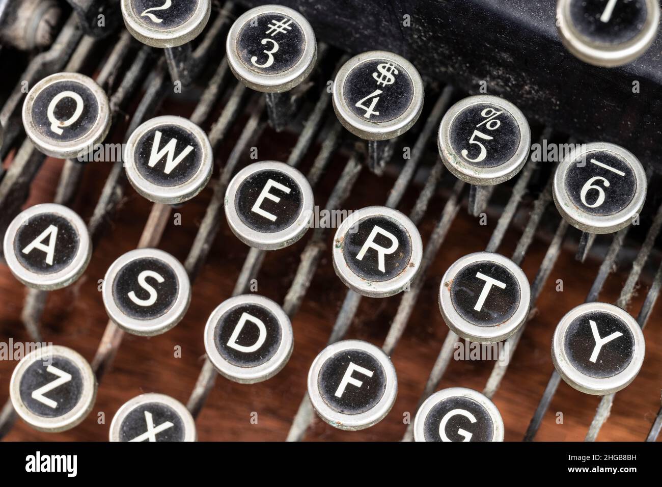 Machine à écrire ancienne avec touches QWERTY traditionnelles.Avant la ...