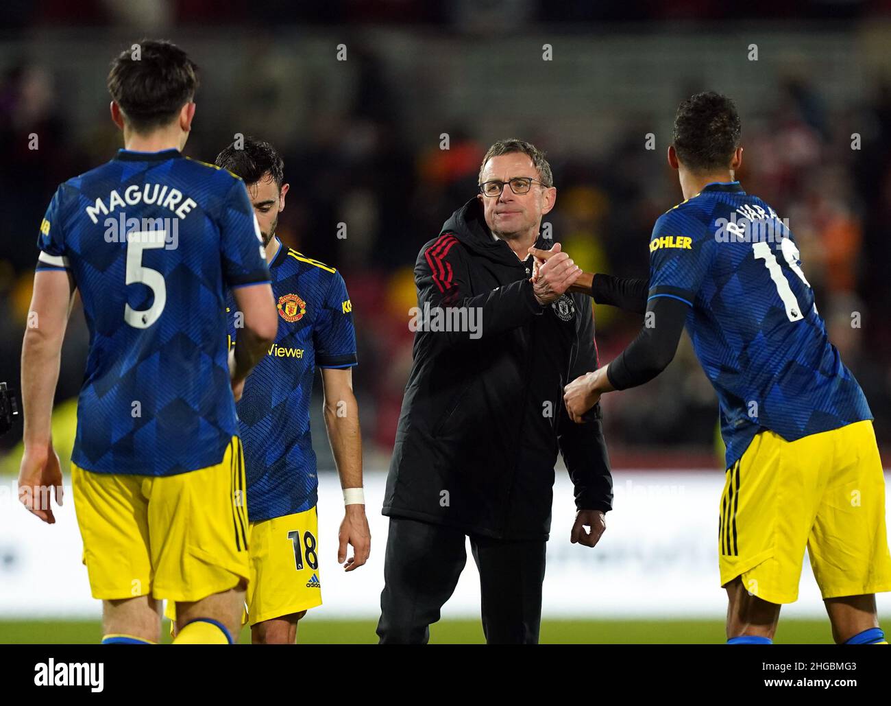 Ralf Rangnick, directeur de Manchester United, avec Raphael Varane et ... Ralf Rangnick, directeur de Manchester United, avec Raphael Varane et ...