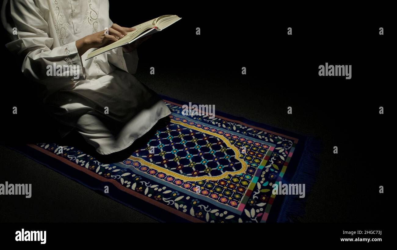 Muslim man prayer mat Banque de photographies et d’images à haute ...