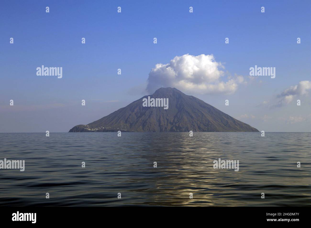 Volcan stromboli en éruption Banque de photographies et d’images à ...