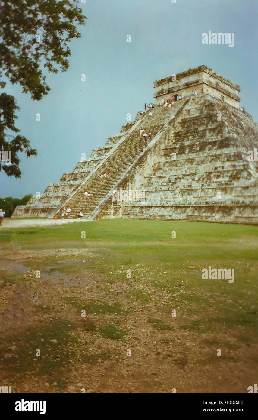 Chichen itza tourists climbing maya Banque de photographies et d’images ...