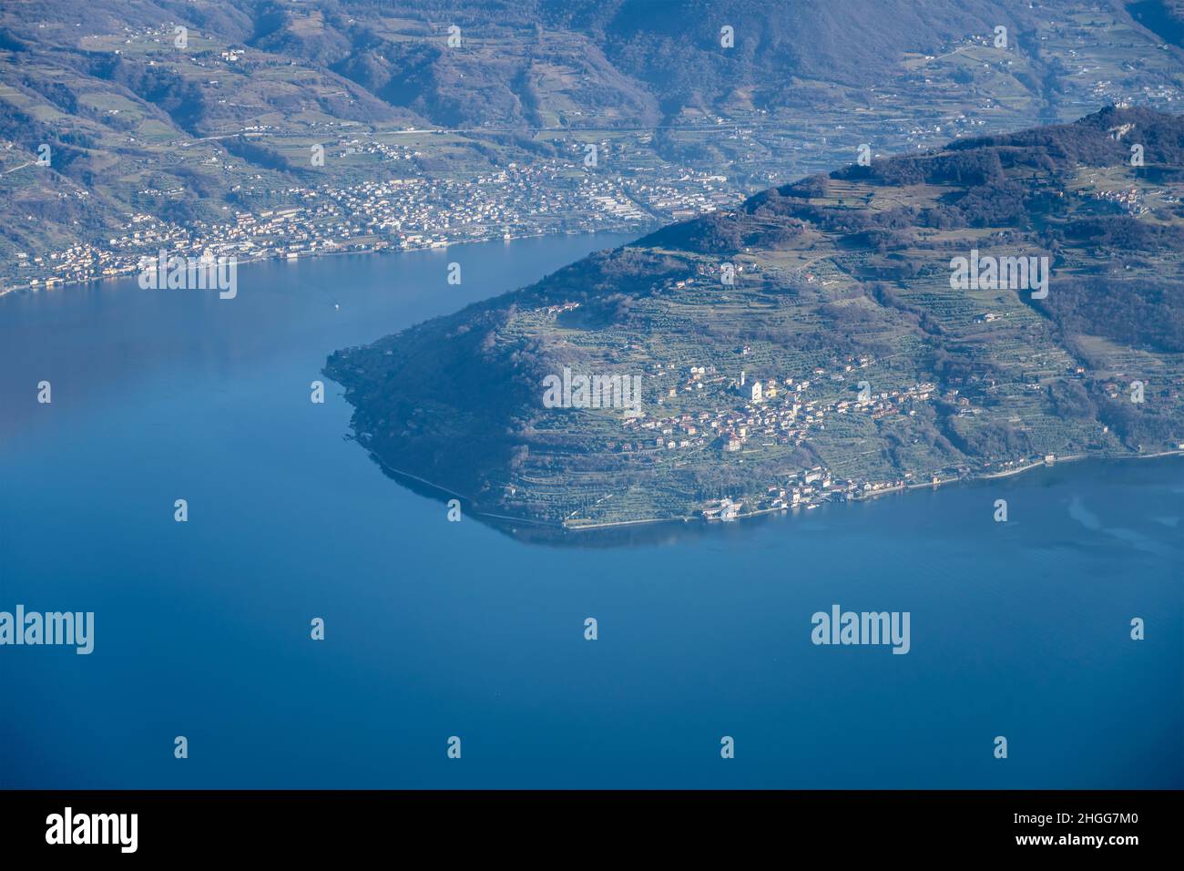 Prise de vue aérienne, à partir d'un petit avion, avec le village de ...